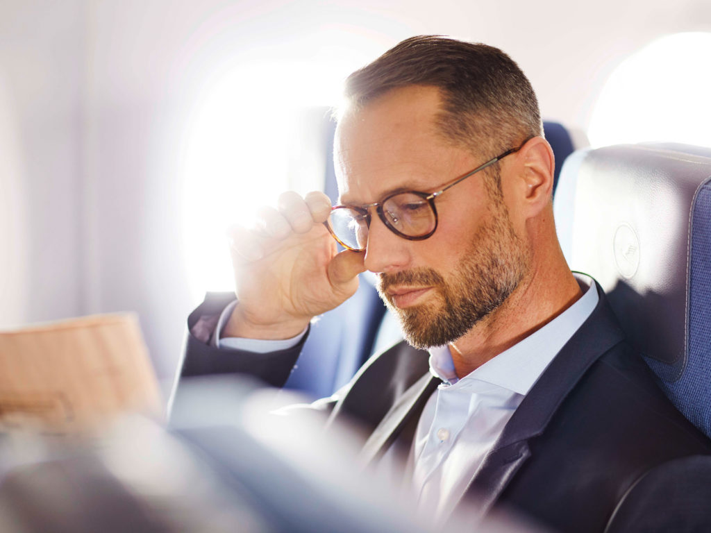 Mann liest in der A350 Economy Class// Man reading in the A350 Economy ...