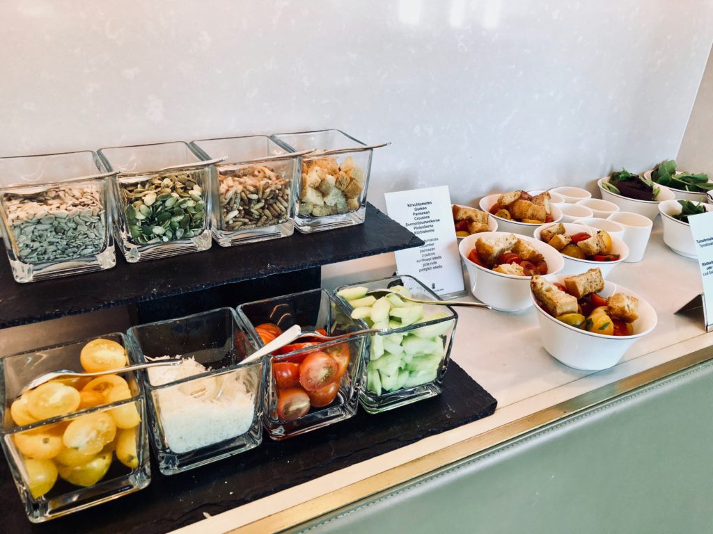 Review The Ritz-Carlton Wolfsburg Club Lounge_1 - InsideFlyer DE