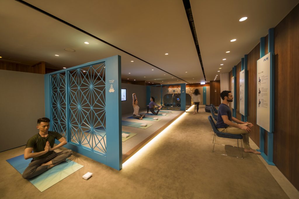Yoga in der Lounge: Cathay Pacific eröffnet The Sanctuary by Pure Yoga ...