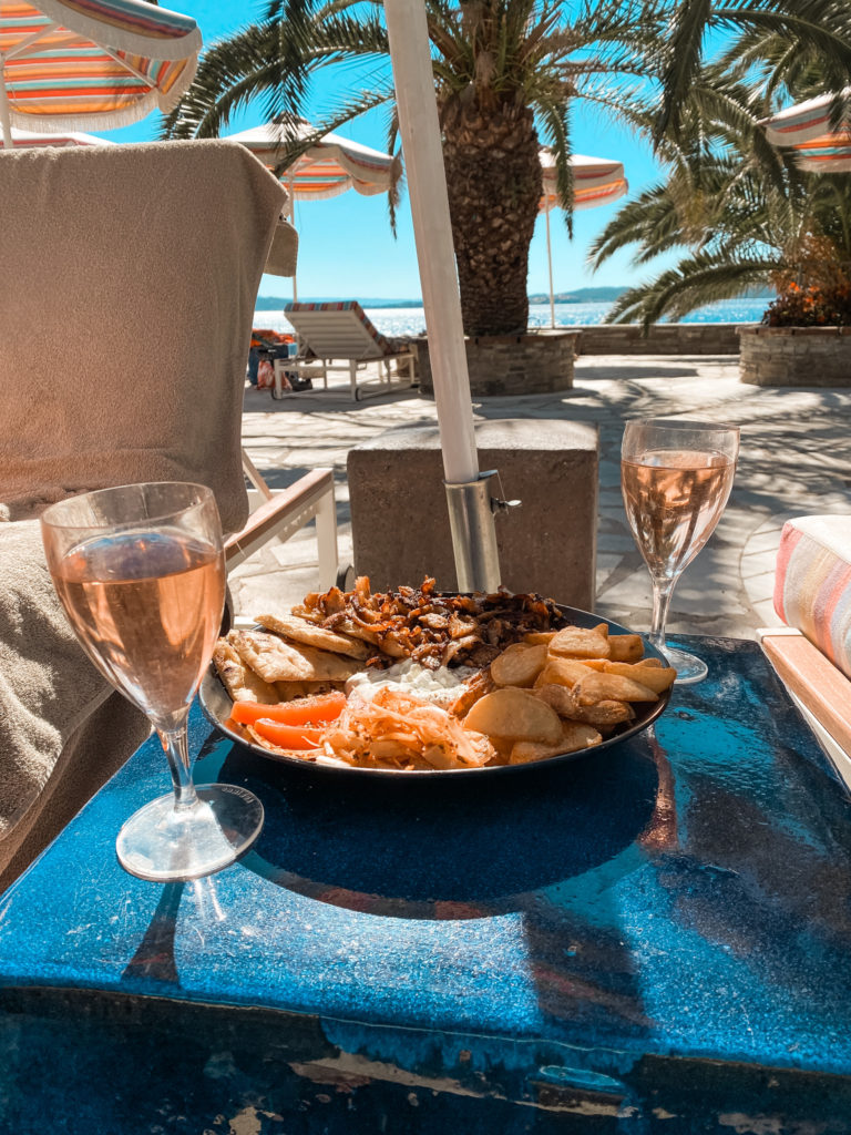 Eagles Palace Review Pool Snack 1 - InsideFlyer DE
