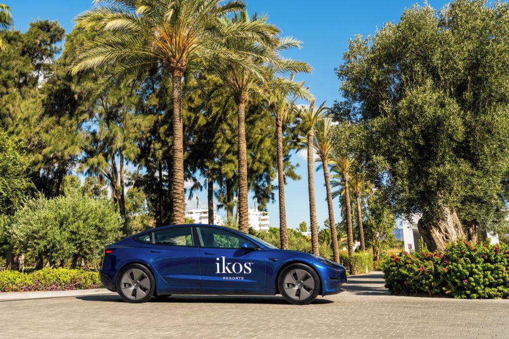 Ikos Resorts_Local Drive Adventure - Tesla Car_2880x1919 - InsideFlyer DE