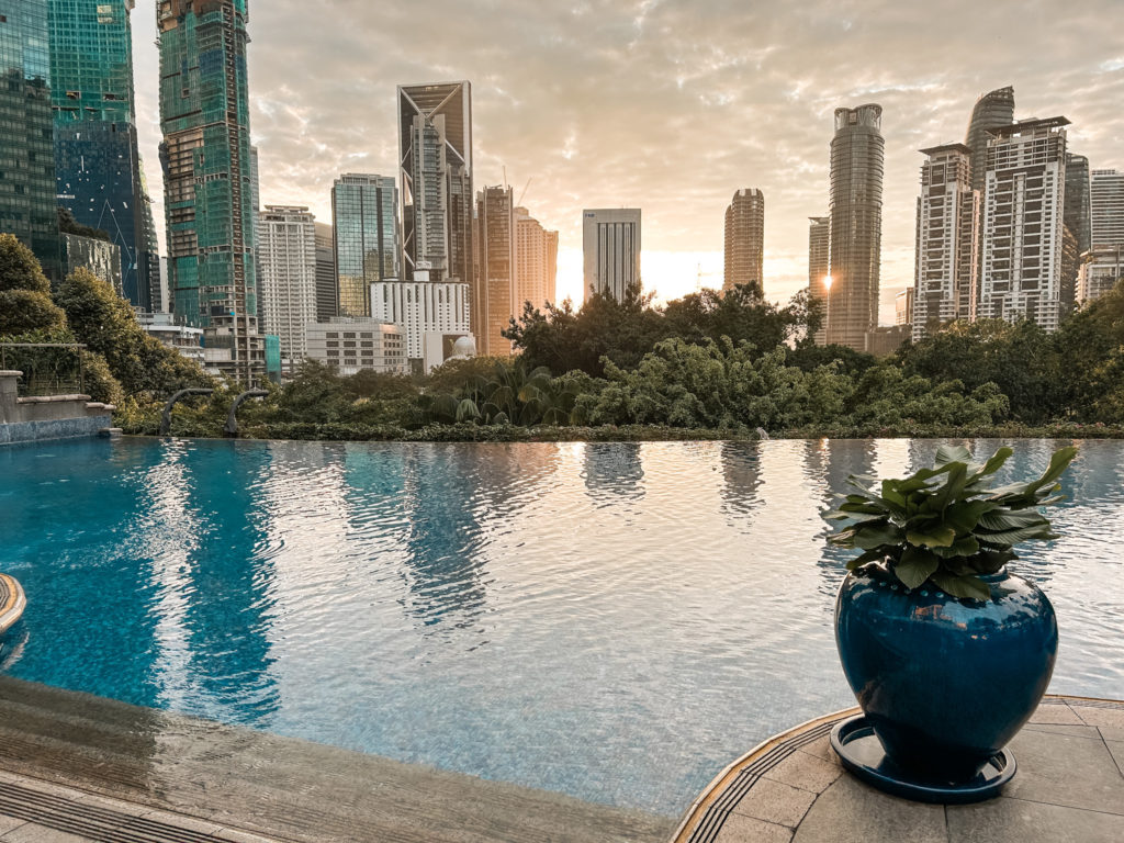 Mandarin Oriental Kuala Lumpur Pool 2 - InsideFlyer DE