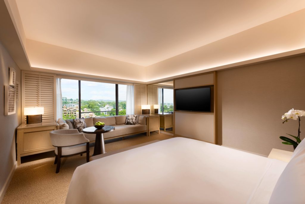 Conrad Singapore Orchard_Bedroom View_Credit Hilton - InsideFlyer DE