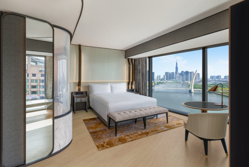 Hilton-Saigon-King-Deluxe-Corner-Suite-River-View-Bedroom - InsideFlyer DE